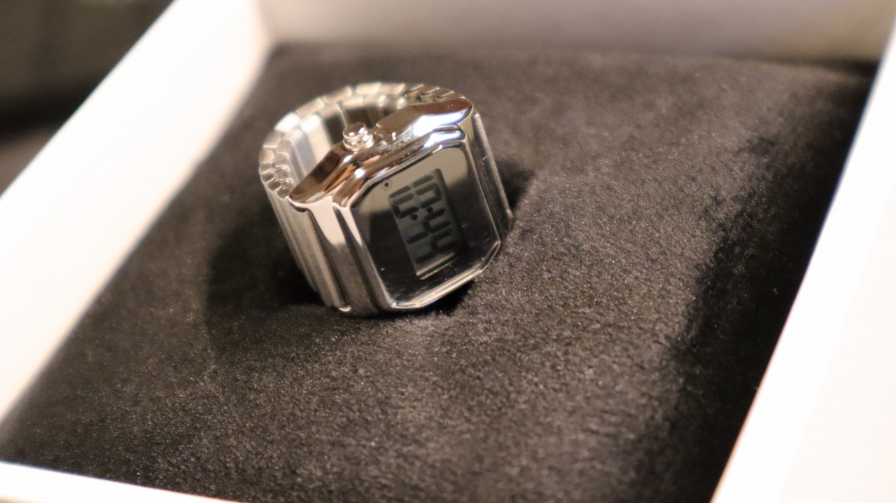 TIMEXの「腕時計」を指に装着。MM6のリングウォッチをレビュー | コモバ